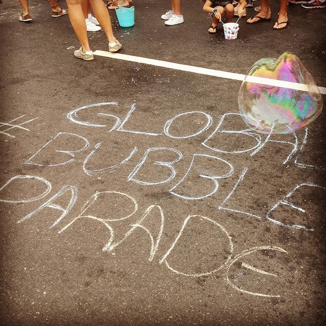 Global Bubble Parade 2017 | Galeria de Espelhos